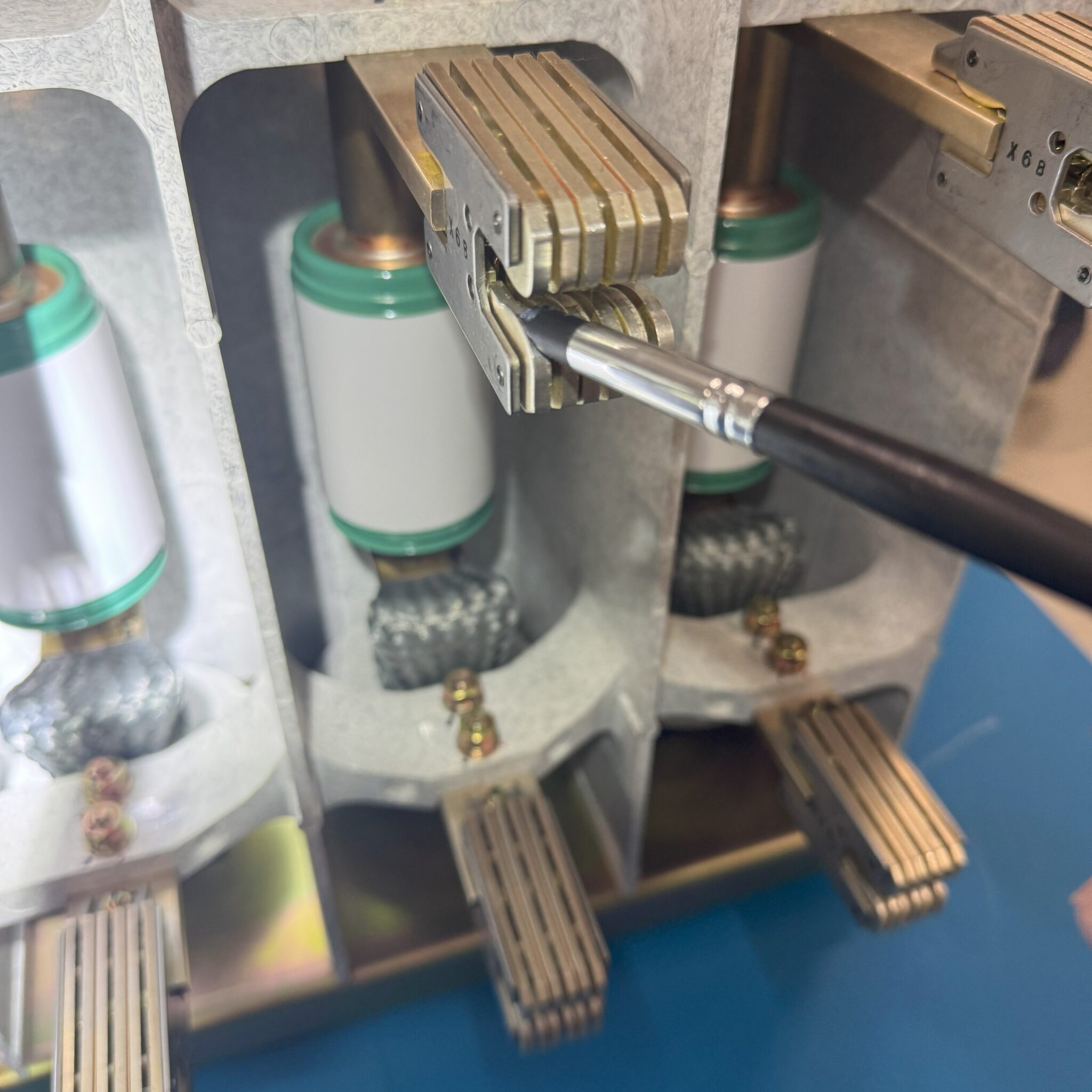 高圧真空遮断器の精密点検、保護継電器試験(OCR・GR・UVR・OVR・RDfR・OFR・UFR)を実施しました - 旭電気管理事務所