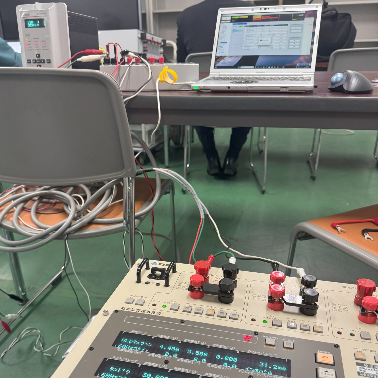 高圧真空遮断器の精密点検、保護継電器試験(OCR・GR・UVR・OVR・RDfR・OFR・UFR)を実施しました - 旭電気管理事務所